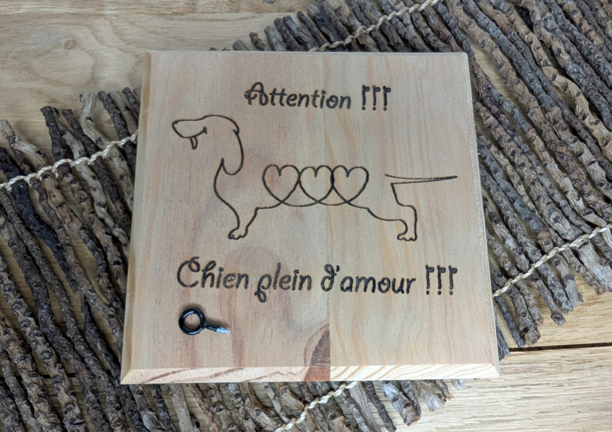 Pancarte en bois gravée "Chien Plein d'Amour" - Disponible - Tito. M
